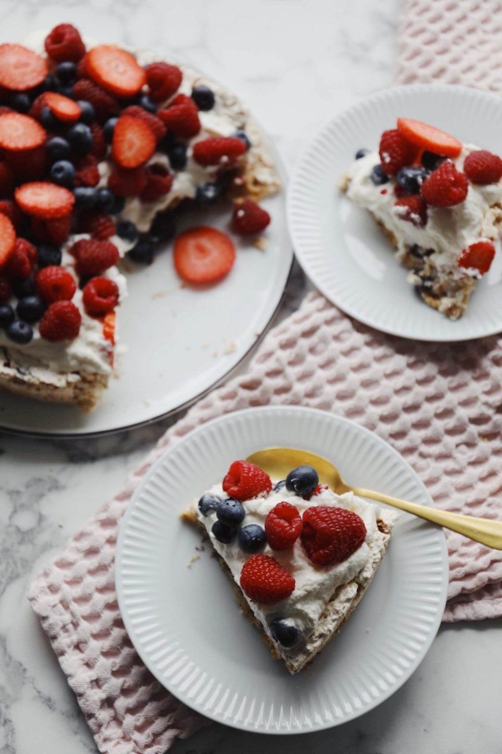 TUC kage med skum og bær