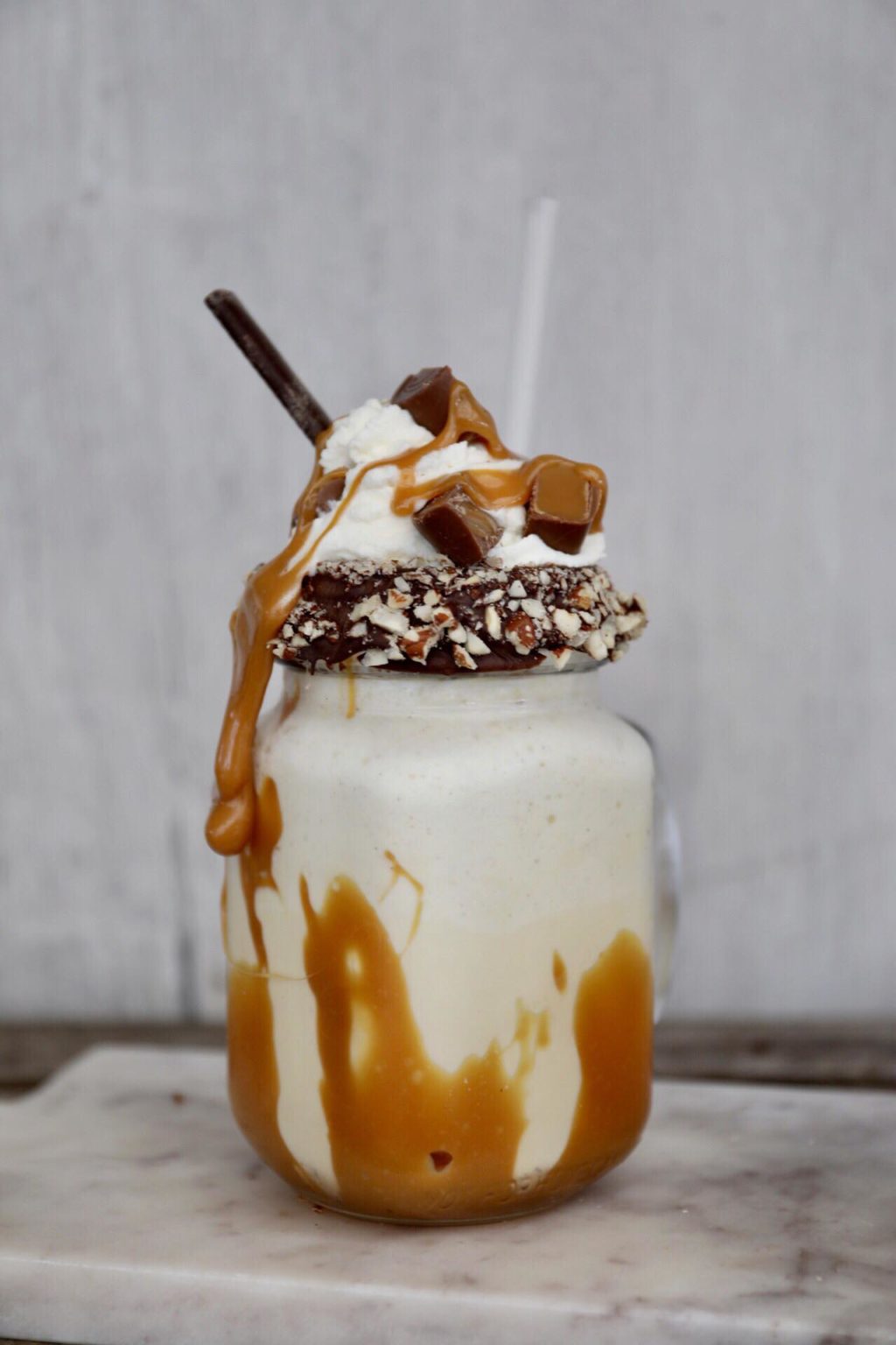 Fredagshygge: Milkshake med jordbær og hindbær - Opskrift på milkshake