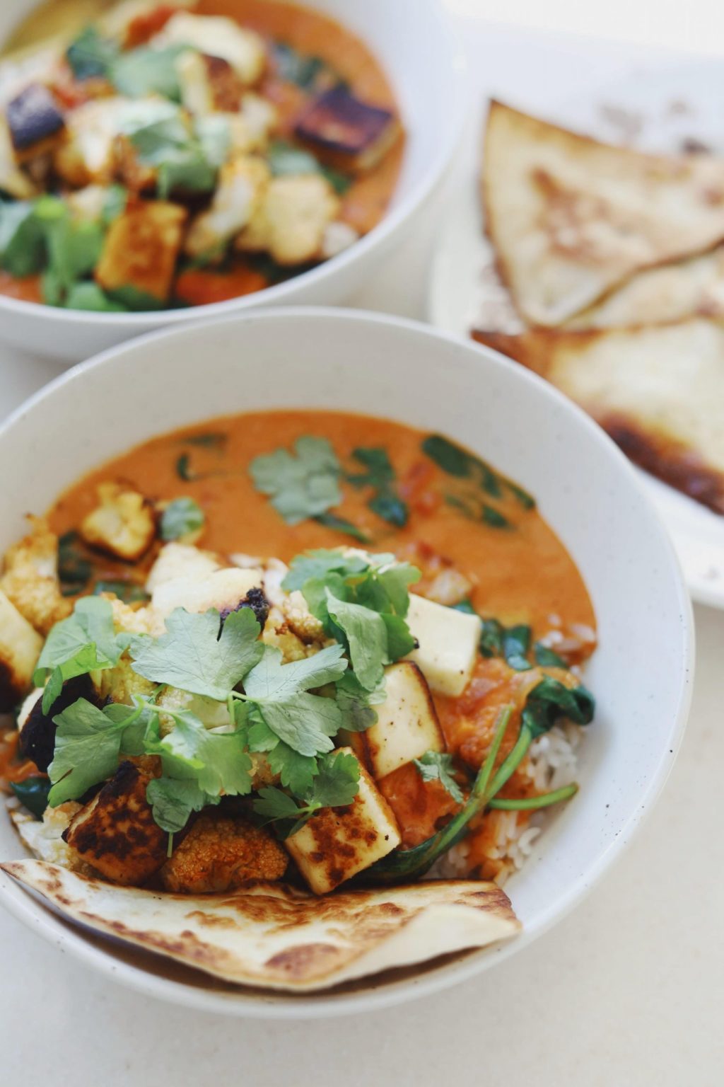 Palak paneer - Indisk vegetarisk ret med halloumi og spinat