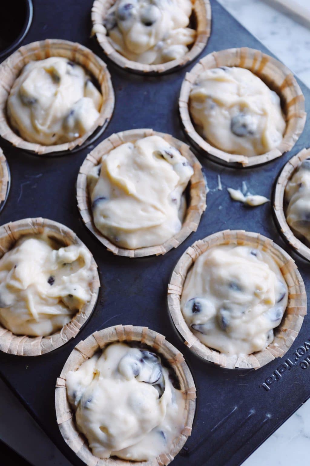 Vaniljemuffins med chokolade - Svampede chocolate chip muffins
