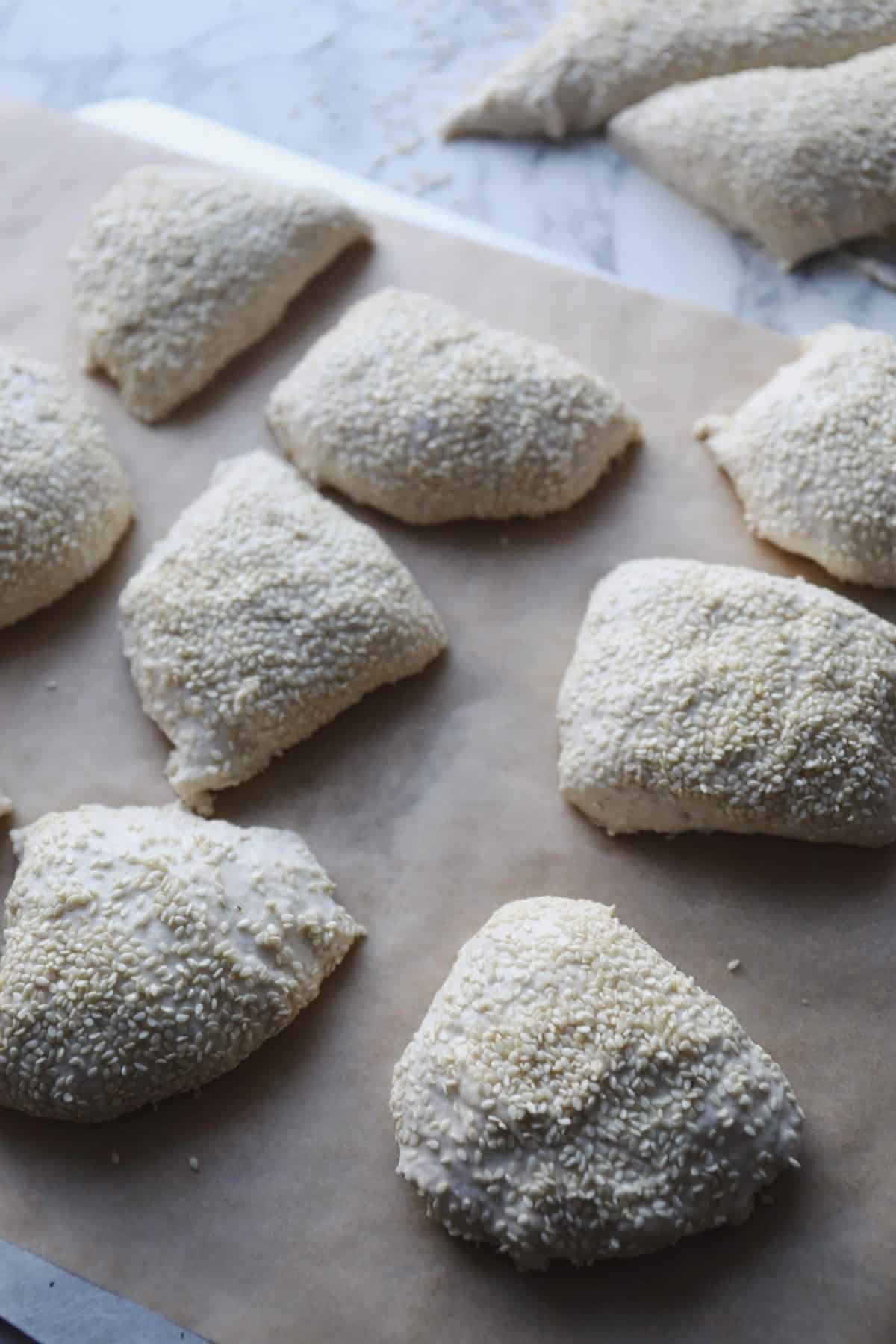 Koldhævede sesamboller - Nemme koldhævede boller med sesam