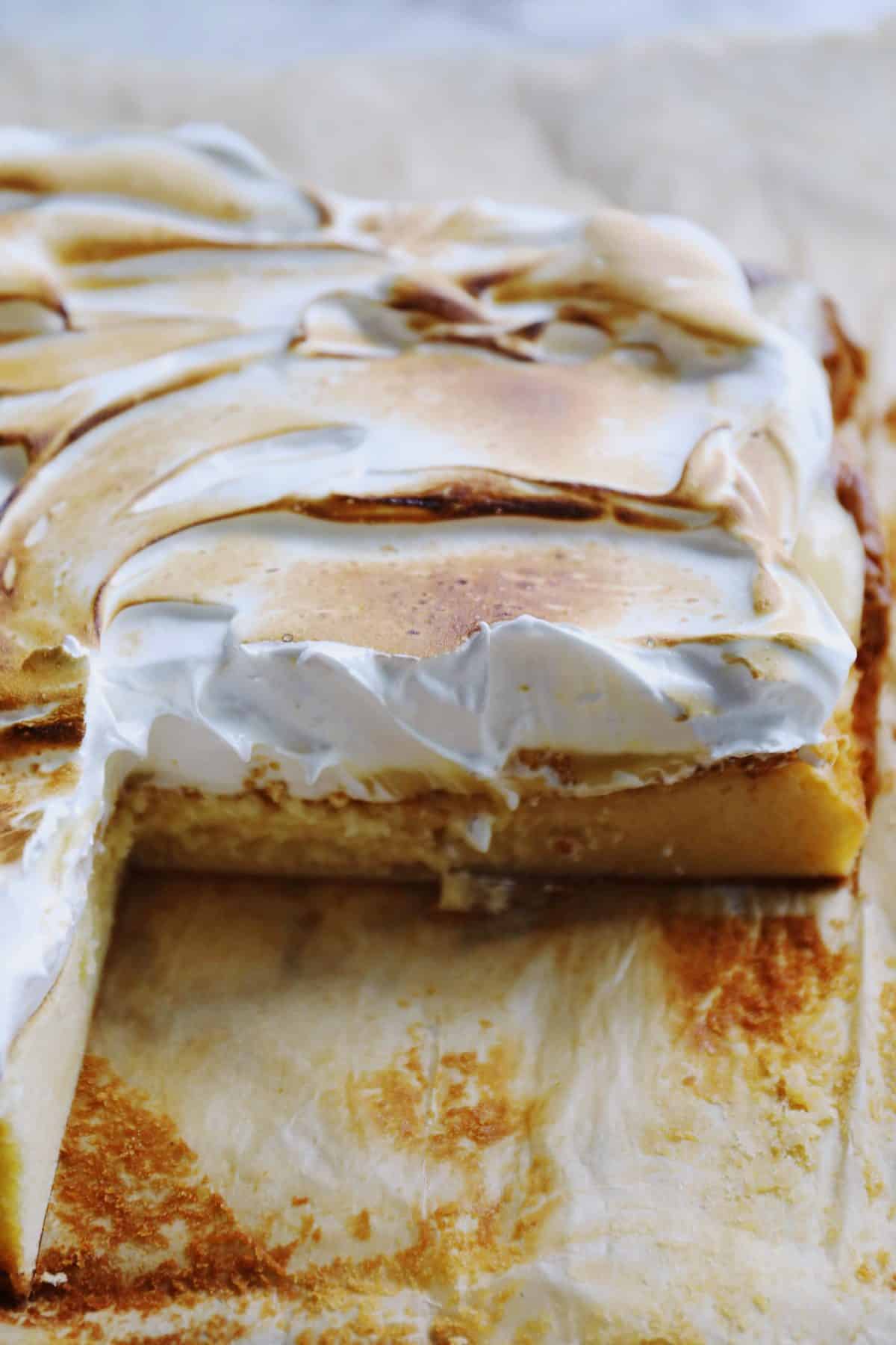 Lemon blondie with lemoncurd and meringue
