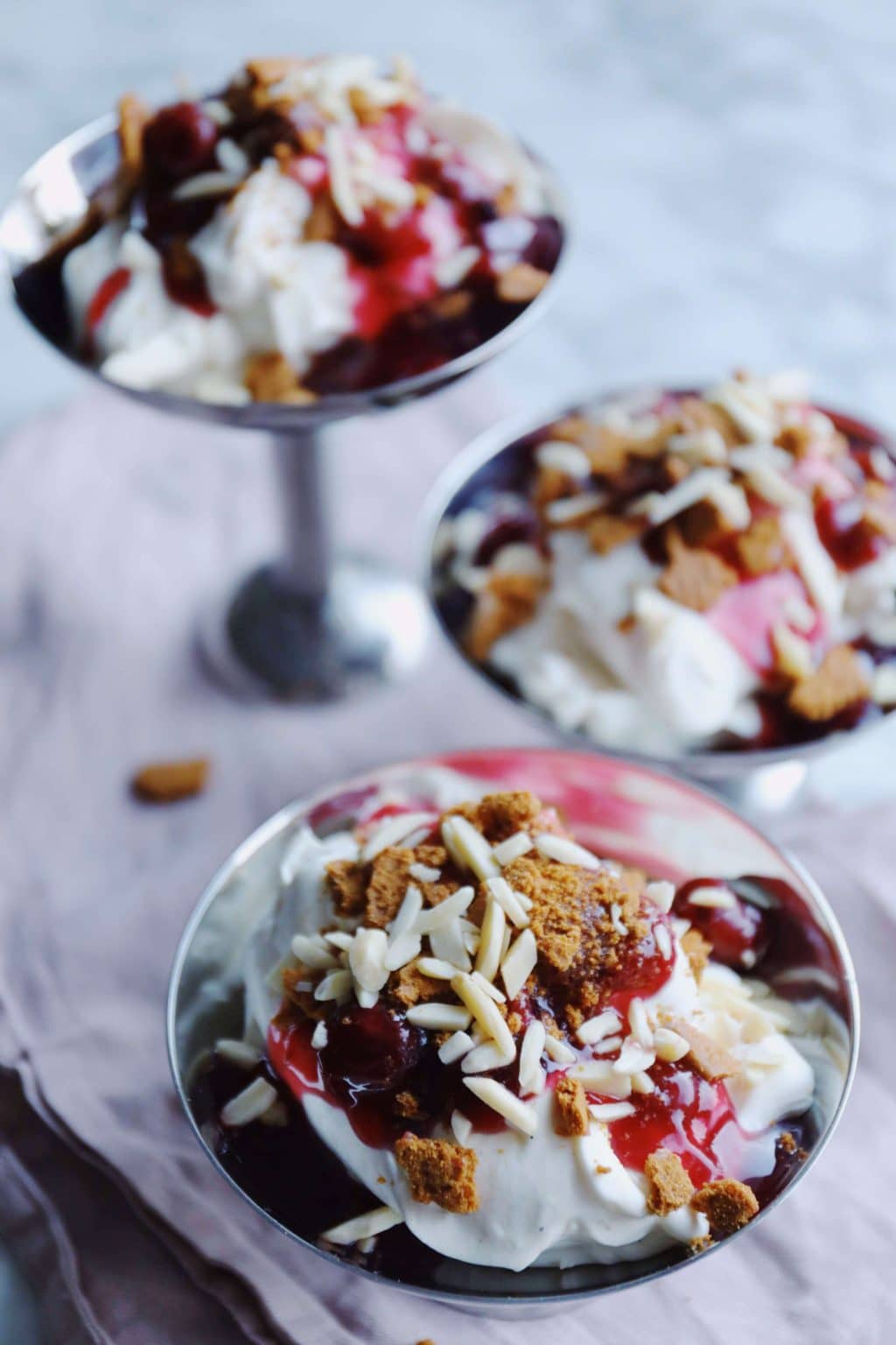Pisket panna cotta med kirsebærsauce - nem juledessert