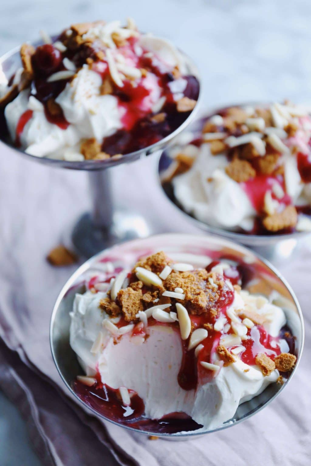 Pisket panna cotta med kirsebærsauce - nem juledessert