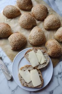 Focaccia med surdej - Opskrift på surdejsfocaccia brød med store lufthuller