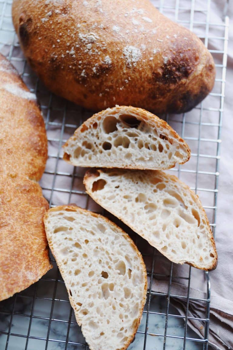 Focaccia med surdej - Opskrift på surdejsfocaccia brød med store lufthuller