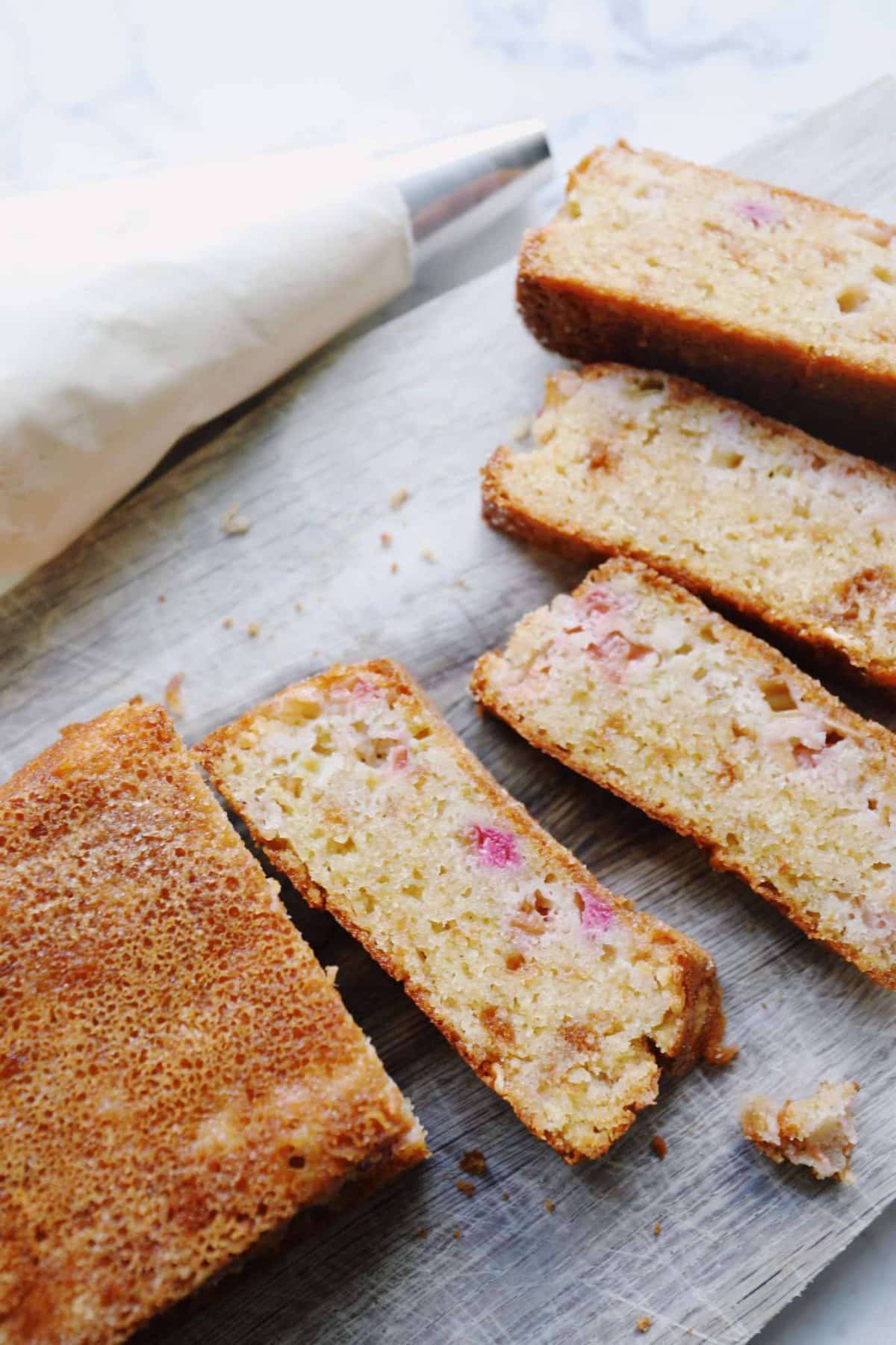 Rabarberkage med mascarponecreme - Svampet rabarberkage