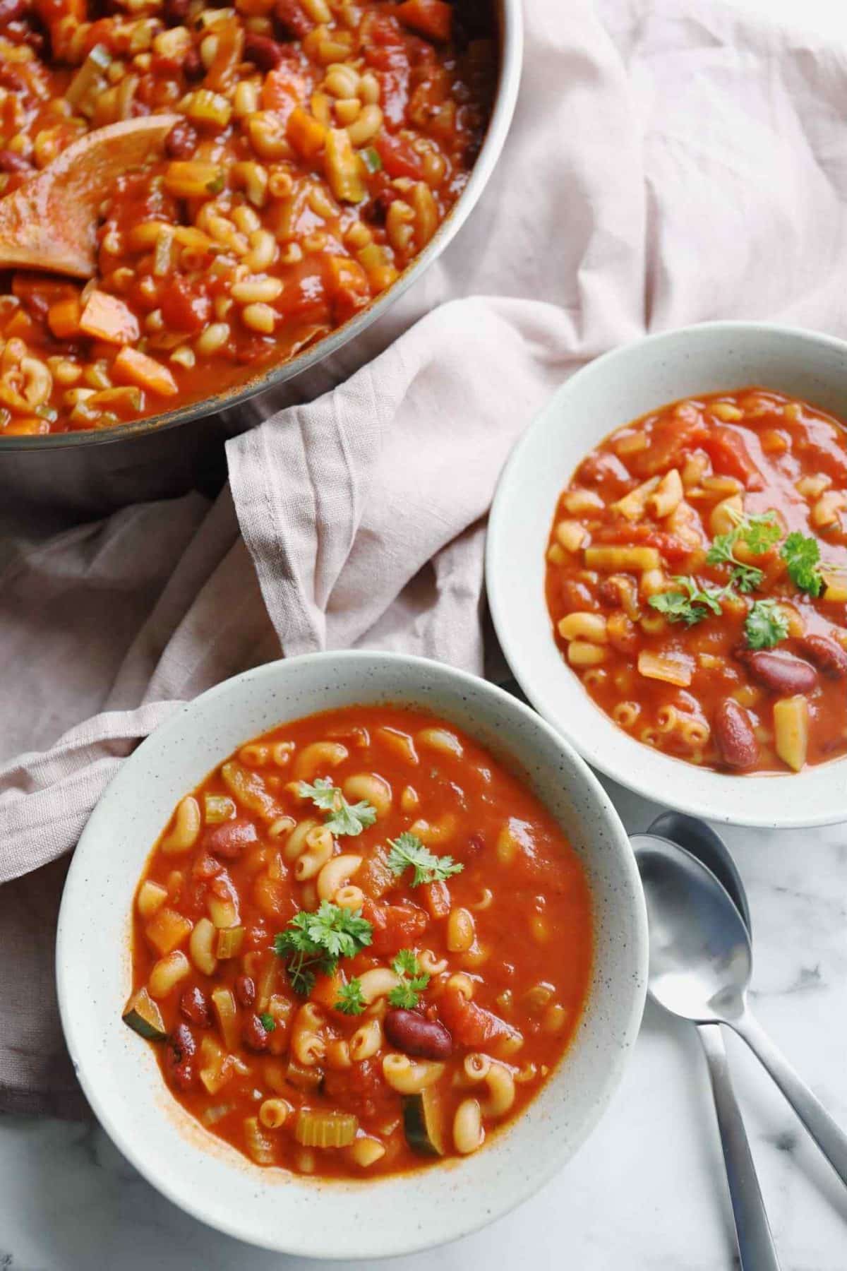 Minestronesuppe - Italiensk suppe med grøntsager, bacon og pasta